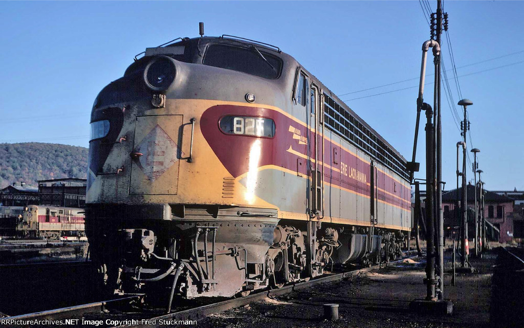 EL 825, see the Trainmaster sitting to the left?